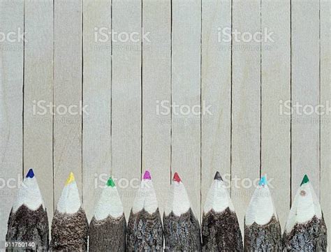 채색기법 연필 있는 목재 배경 손으로 연필을 차량제조업체 백색과 0명에 대한 스톡 사진 및 기타 이미지 0명 개념 개념과