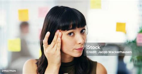 진지한 스킨 케어 및 사무실에서 여성 초상화 및 주름 확인 직원을위한 일상 및 건강 미용 기자 및 여드름 검사 사람 및 피부 Antaging 치료 20 24세에 대한 스톡