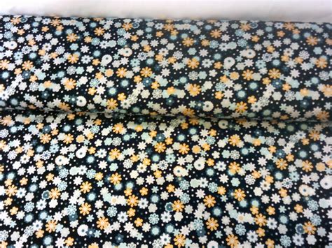 Μοναδική βισκοζολύκρα με μικρά άνθη σε μαύρη βάση Υφάσματα με το μέτρο