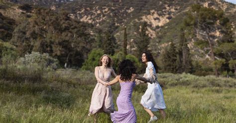 들판에서 프리스비 게임을 하는 한 무리의 여성들 사진 Unsplash의 유행 이미지