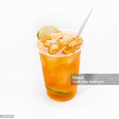 민트로 장식 된 얼음 조각이있는 시원한 맛있는 셜리 템플 칵테일 흰색 배경에 클로즈업 모의 0명에 대한 스톡 사진 및 기타