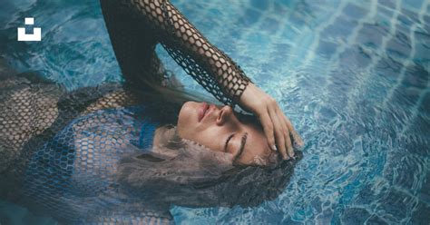 수영장에서 수영하는 여자 사진 Unsplash의 무료 유행 이미지