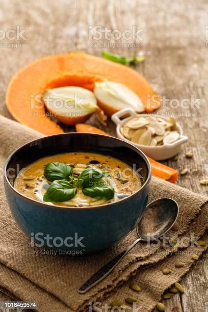 바 질으로 맛 있는 수 제 호박 수프 소박한 나무 테이블에 나뭇잎 0명에 대한 스톡 사진 및 기타 이미지 0명 가을
