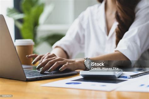 노트북 및 비즈니스 재무 보고서를 다루는 여성 회계사 회계 분석 및 자금 계획 검사 보기에 대한 스톡 사진 및 기타 이미지 검사 보기 경영자 경제 Istock