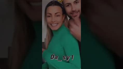 عاشقه الدياثه شرموطه منقبه مصريه تكلم ديوثها ع البث ويحكي عن جسم زوجته