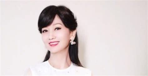 66岁赵雅芝探访敬老院，身材纤细秀长腿，网友调侃在座都是同龄人腾讯新闻
