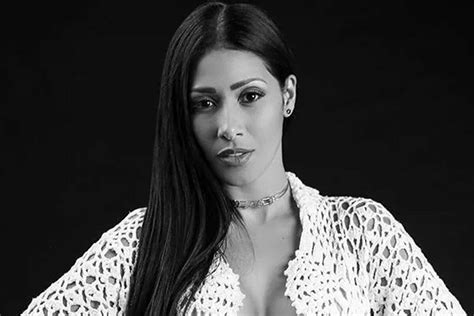Simaria ousa em fotos sensuais e desafia críticos Quem não gosta pare de me seguir