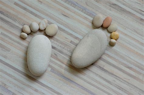 두 개의 작은 돌 발과 나무 배경에 열 발가락 인간의 발 모양의 돌 0명에 대한 스톡 사진 및 기타 이미지 0명 가벼운