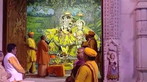 Cm Yogi Adityanath सुबह सुबह श्रीकृष्ण की शरण में पहुंचे सीएम योगी