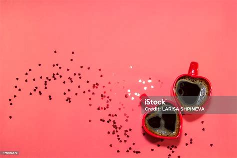 반짝이는 하트와 함께 빨간 배경에 하트 모양의 커피 한 잔 발렌타인 데이 개념 사랑의 상징 맨 위 보기 복사 공간 0명에 대한