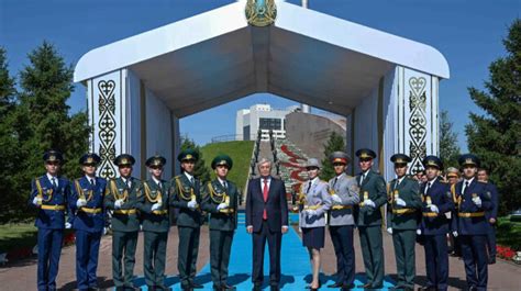 Токаев принял участие в церемонии поднятия Государственного флага