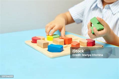 소년은 자신의 방에서 놀고있다 모양과 색상을 학습합니다 한 어린이가 선별기와 함께 놀고 있습니다 아이들을위한 교육 논리 장난감