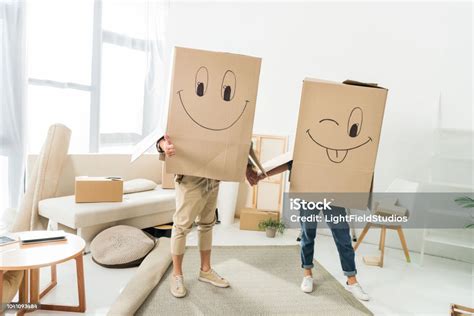 새 집 이동 홈 개념에서 손을 잡고 머리에 골 판지 상자를 가진 한 쌍의 가려진된 보기 가리기에 대한 스톡 사진 및 기타 이미지 가리기 가정 생활 남자 Istock