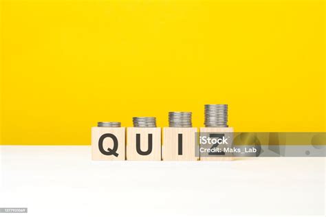 노란색 배경에 누적 된 동전나무 블록에 쓰여진 퀴즈 텍스트 0명에 대한 스톡 사진 및 기타 이미지 0명 개념 경쟁