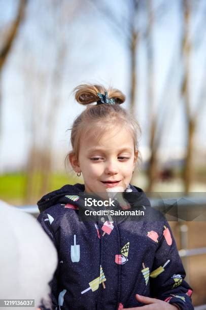 목사탕을 먹는 귀여운 어린 소녀 행복한 어린 시절과 아이들의 감정 개념에 대한 스톡 사진 및 기타 이미지 개념 거리 고풍스런 Istock