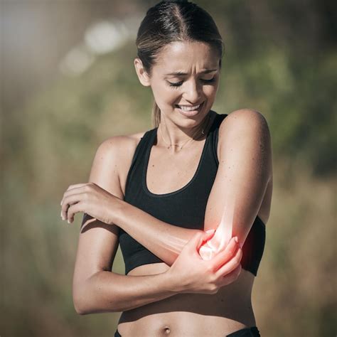 Mujer De Entrenamiento Y Dolor De Codo Por Lesión En Las Articulaciones