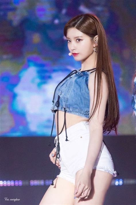 Yiren On Twitter Cute Korean Girl Kpop Girls Korean Girl