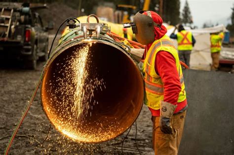 Canadas First New Oil Pipeline In Decades Starts Operating Za