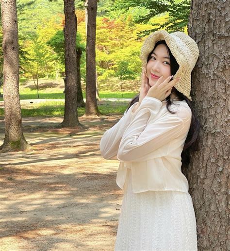 Con gái MC Quyền Linh khoe nhan sắc trong veo và thần thái như nàng thơ khi đi du lịch