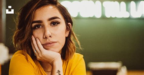 Foto Mujer Vestida Con Camisa Amarilla De Cuello Redondo Sentada Al