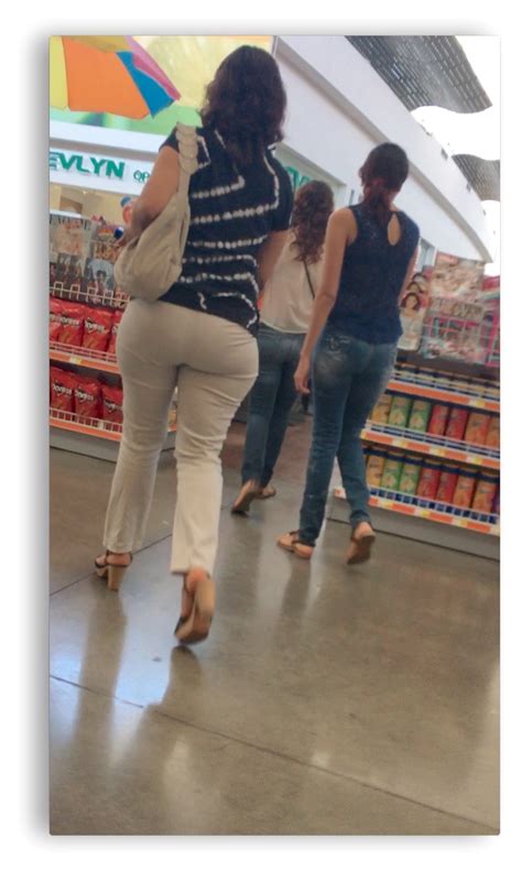Madura Con Caderas Anchas Usando Pantalon Pegado Mujeres Bellas En La