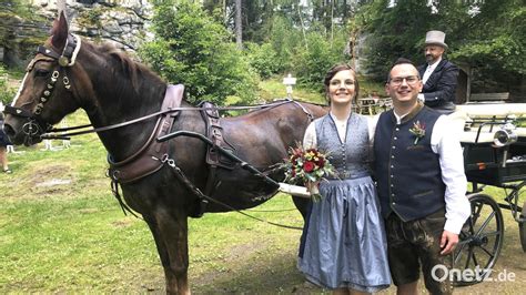 Christina Rank Und Matthias Heindl Fahren Mit Einer Kutsche Zur Trauung