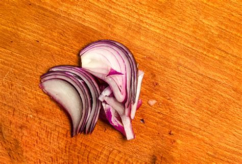보라색 양파는 나무 판에 얇게 썬다 육즙이 많은 양파 조각의 상위 뷰입니다 건강한 생활방식에 대한 스톡 사진 및 기타 이미지 건강한 생활방식 건강한 식생활 날것