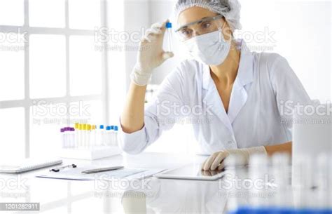 실험실에서 시약튜브를 연구하는 보호 안경 전문 여성 과학자 의학 및 연구의 개념 Stem 주제에 대한 스톡 사진 및 기타 이미지 Stem 주제 개념 건강 진단