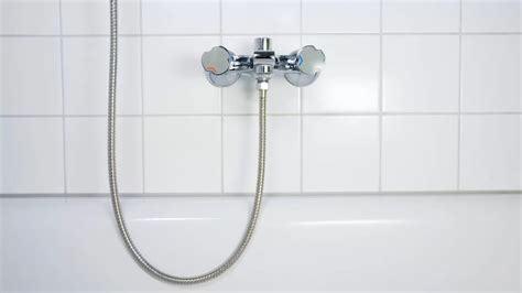 Los tres trucos para limpiar la llave de la ducha y así evitar los hongos el segundo es muy