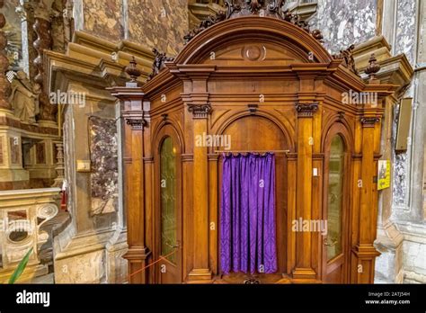 Un Stand De Confession Ou Une Boîte De Confession Et Lintérieur De L