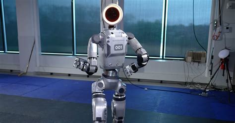 Boston Dynamics ने अपना पहला ह्यूमनॉइड रोबोट का अनावरण किया।