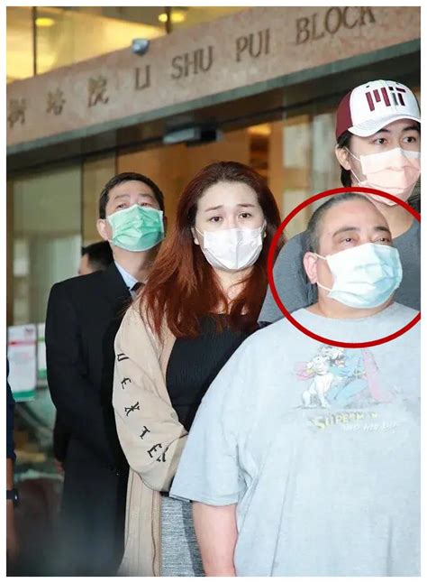 赌王“最丑”的千金何超雄，58岁不嫁人，牵手同性女友活得真潇洒