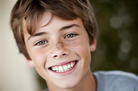 露齿微笑的少年高清图片下载 正版图片600301119 摄图网