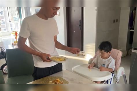 爸爸给儿子准备食物，直接扔在餐桌上儿子一脸懵：有父爱，但不多儿子餐桌上父爱