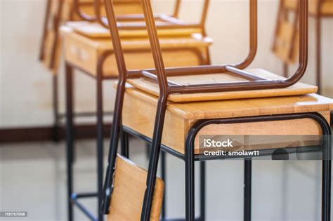 강의실 또는 학교 빈 교실 책상 및의 자 철 나무 고등학교 태국 인테리어 교실에 대한 스톡 사진 및 기타 이미지 교실 비어
