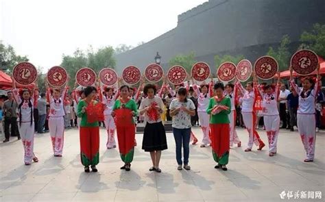 端午節前臨汾人不賽龍舟來舞獅，古城公園耍到嗨 每日頭條