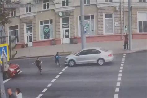 Дети побежали на мигающий зеленый и одного ребенка сбил автомобиль