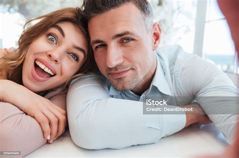 두 사랑스러운 젊은 남자와 여자 함께 재미 그리고 레스토랑에서 점심 시간을 하는 동안 아름 다운 셀카를 만들기 2명에 대한 스톡 사진 및 기타 이미지 Istock