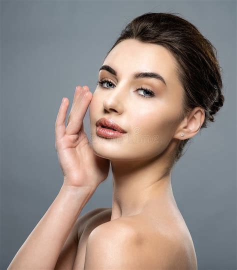 Cara Hermosa De Una Mujer Joven Con La Piel Fresca Limpia Imagen De