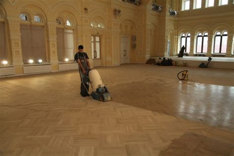 Полировка паркета с лаковым покрытием и нанесение полировочных средств