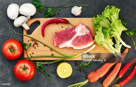 신선한 쇠고기 스테이크 나무 숟가락 신선한 야채 향기로운 허브 향신료와 요리에 대 한 야채 검은 배경 평면도 고기 0명에 대한 스톡 사진 및 기타 이미지 Istock