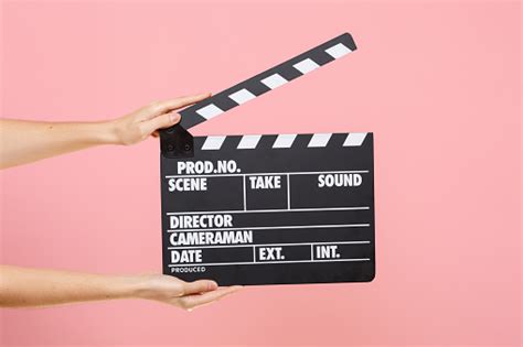 손잡고 클래식 감독 분명 빈 흑인 영화 Clapperboard 동향 파스텔 핑크 배경에 절연을 만들기를 들고 여성을 닫습니다