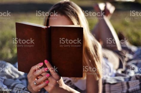 화창한 여름날에 는 자연 속에서 책을 가지고 휴식을 취하는 여성 초원에 담요에 누워 소녀 35 39세에 대한 스톡 사진 및 기타