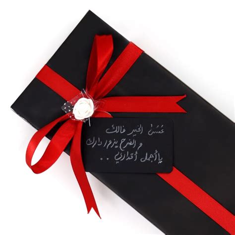 تغليف هدية اسود مع شريطة حمراء مقتنياتي