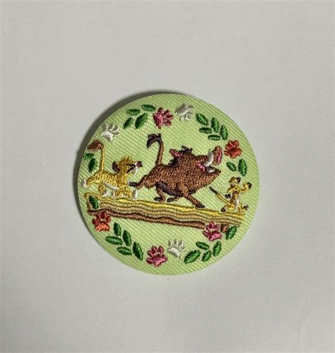 Disney Characters 刺繍缶バッジビスケット ライオンキング メルカリ
