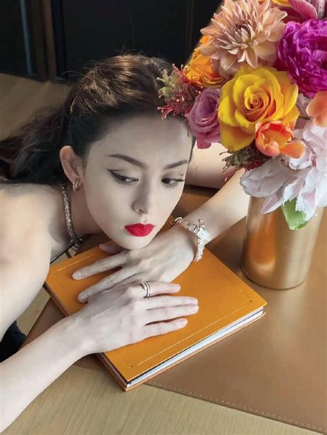 古力娜扎黑色深v长裙造型惊艳 身材丰腴性感吸睛 搜狐大视野 搜狐新闻