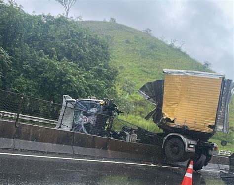 Carreta Atravessa Mureta E Bate Em Outra No Sentido Contrário Na Dutra