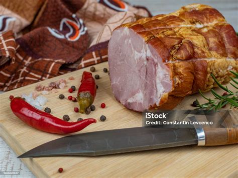 조각 칼 화려한 피망 붉은 고추 파슬리 딜 및 바질이 있는 나무 도마에 전통적인 햄 돼지 고기로 만든 맛있는 고기 간식의 개념 모션에 대한 스톡 사진 및 기타 이미지