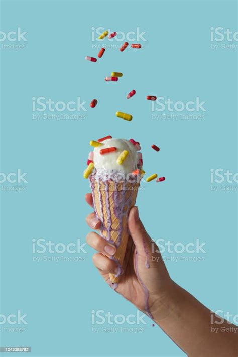 여자의에 의해 개최 되는 와플 콘에 바닐라 아이스크림을 다채로운 환 약 파란 배경에 손을 아이스크림 스쿠프에 대한 스톡 사진 및 기타 이미지 아이스크림 스쿠프 건강