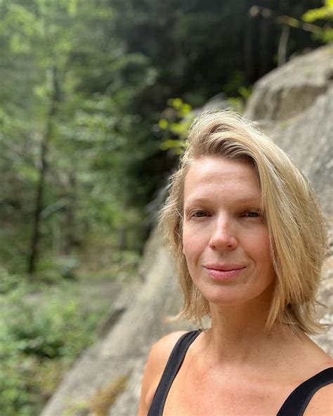 46 letnia Magda Mołek eksponuje piersi w kusej bieliźnie Ktoś pisze